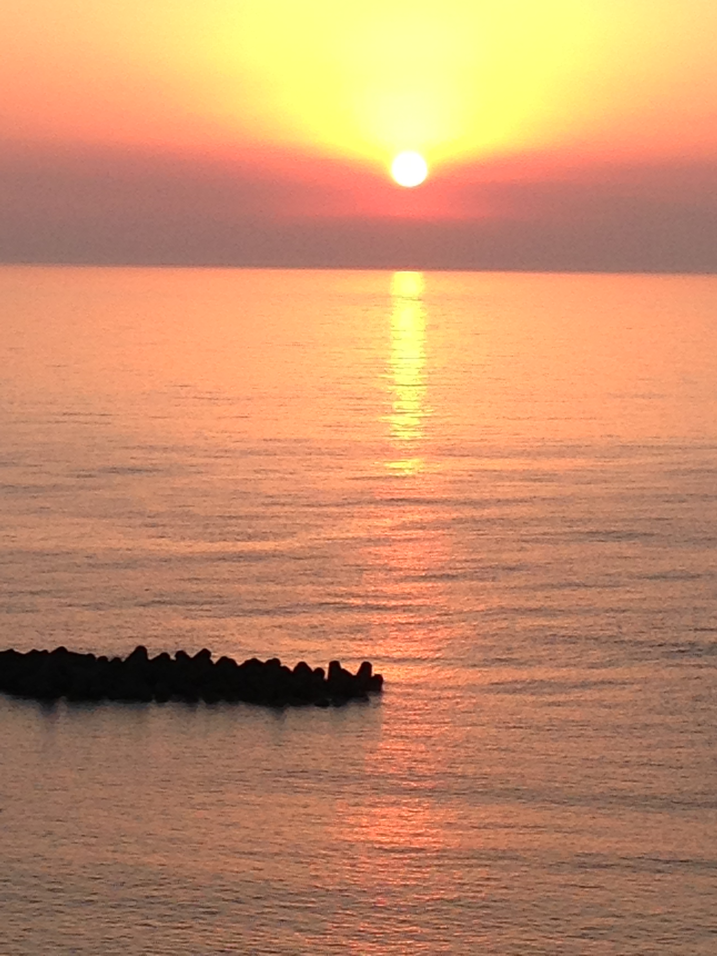 日本海に沈みゆく夕日 今日も元気で♪ ~旨っ！~